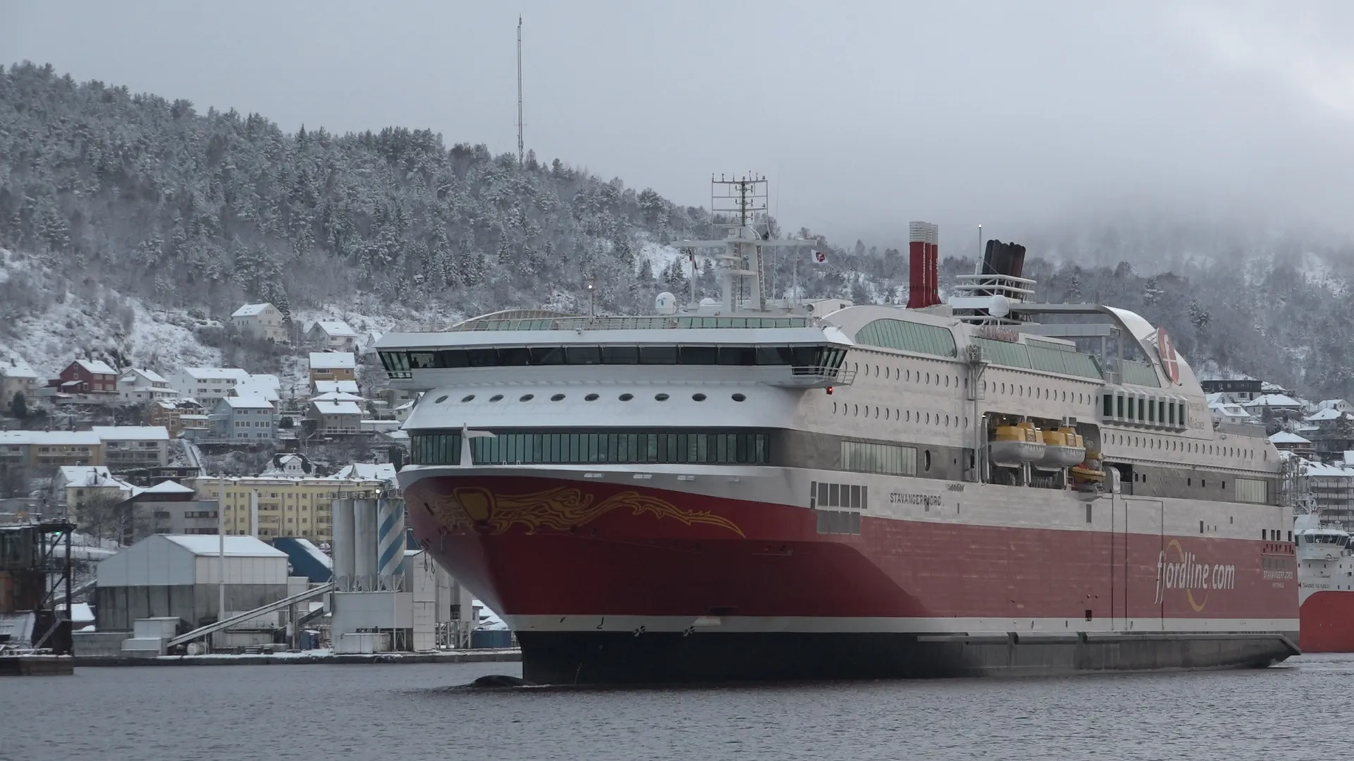 MS Stavangerfjord arrives at Bergen | shipvideos.net