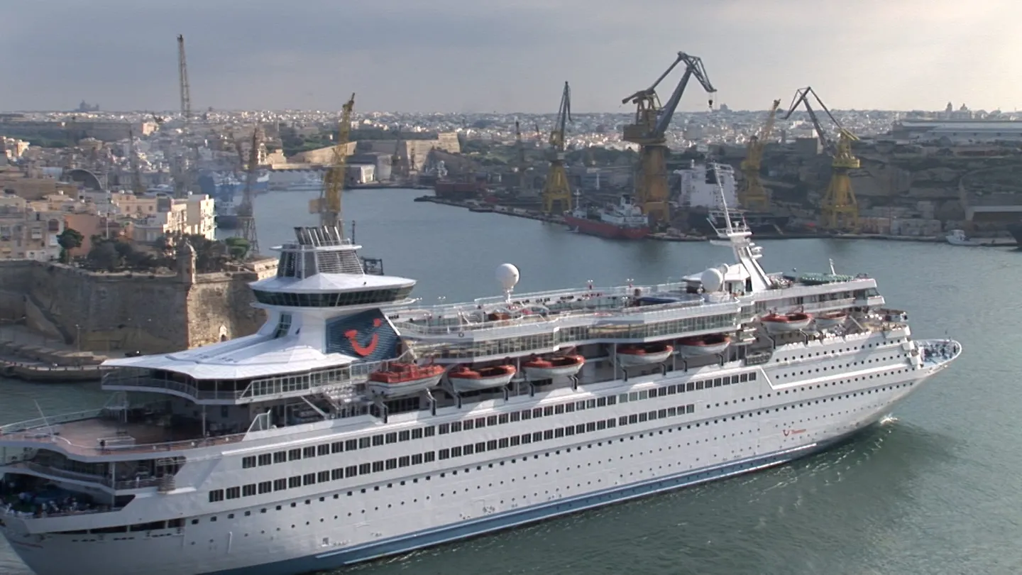 Thomson Destiny arrives at La Valetta | shipvideos.net