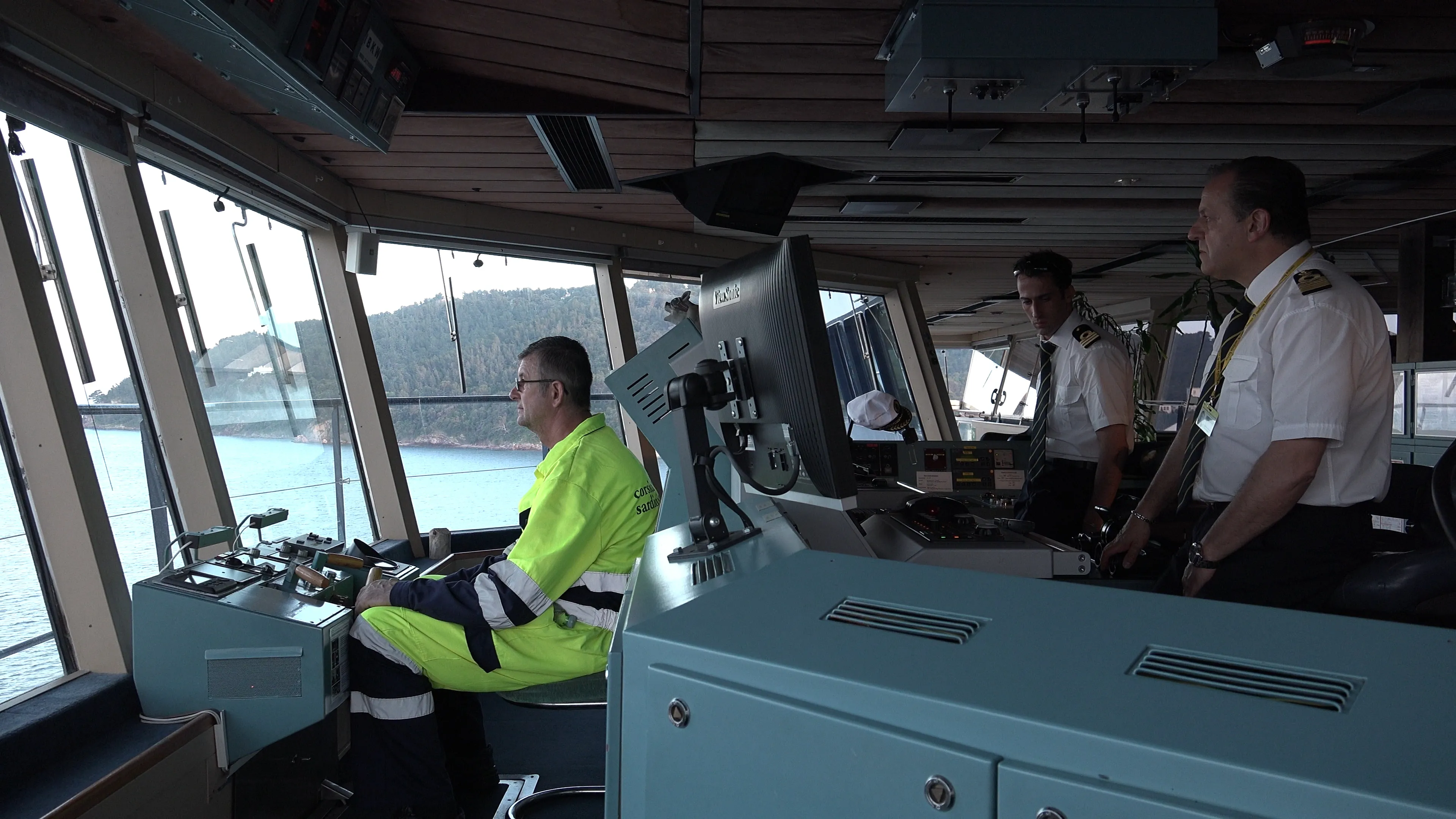 The navigational bridge of Mega Andrea | shipvideos.net